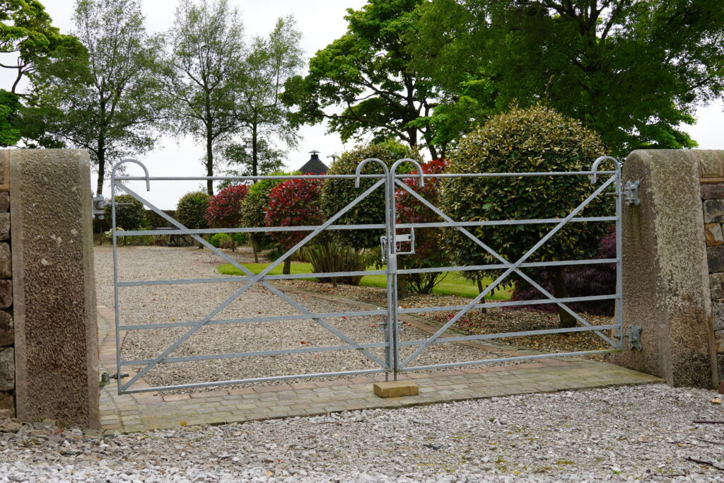 Estate - Double Leaf Gate with Posts - Centrewire