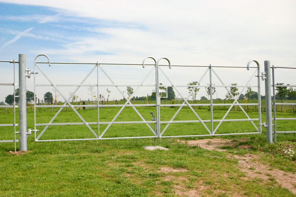 Estate - Double Leaf Gate with Posts - Centrewire